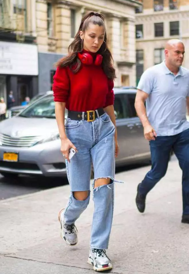 TULTLENECK RED AND JEANS RIPPED Ji HADID