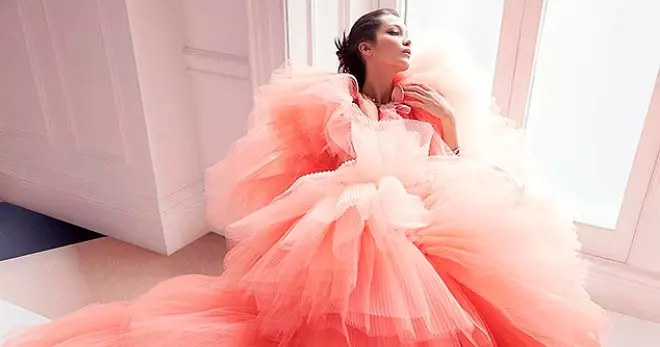 Bella Hadid dalam sebuah wawancara untuk majalah Harper's Bazaar berbicara tentang waktu luang, paparazzi dan wajahnya yang serius selamanya