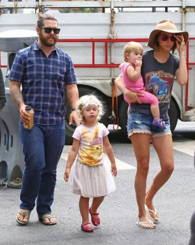 Jack Osbourne e sua esposa Lisa Stelley com filhas