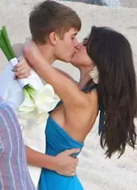 Bieber와 Gomez 친구들의 결혼식에서