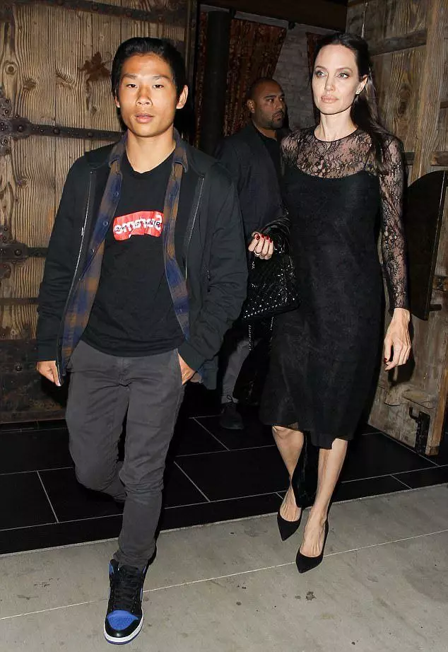 Angelina Jolie so synom Paxom v Los Angeles Restaurant