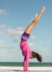 O Nina Dobrev o loʻo auai i le Gymnastics, alofa Yoga