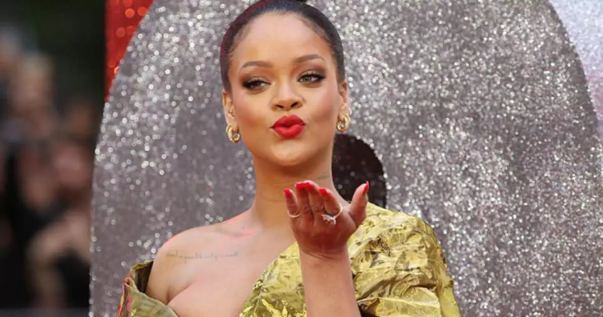 Rihanna emethini ebomvu ifilimu "8 angamantombazana Oushen" phantse wabalahla amabele ngenxa lift close