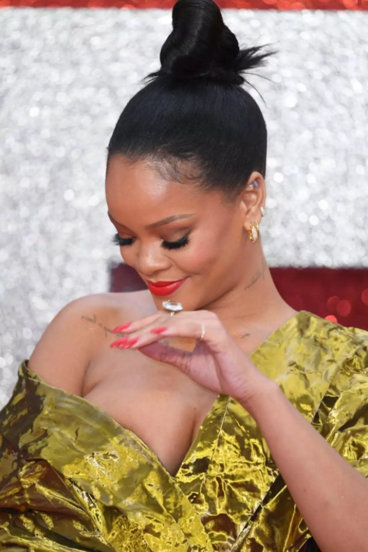 Ngực của Rihanna gần như nhảy ra khỏi bộ trang phục