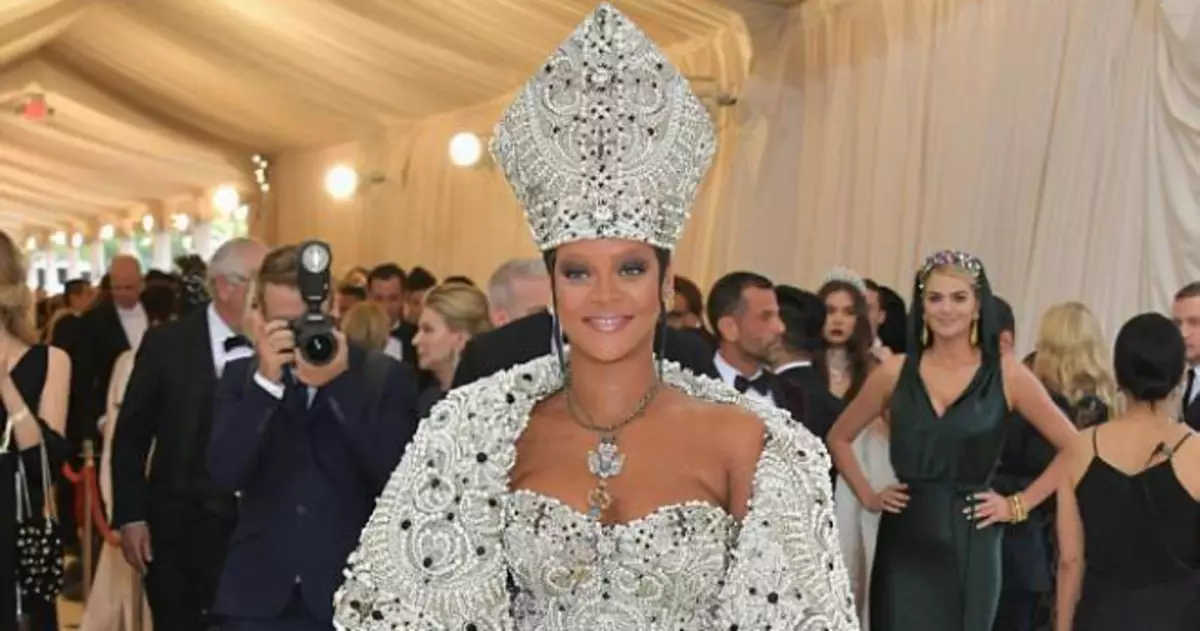 Rihanna fl-immaġni tal-Papa fuq Met Gala 2018