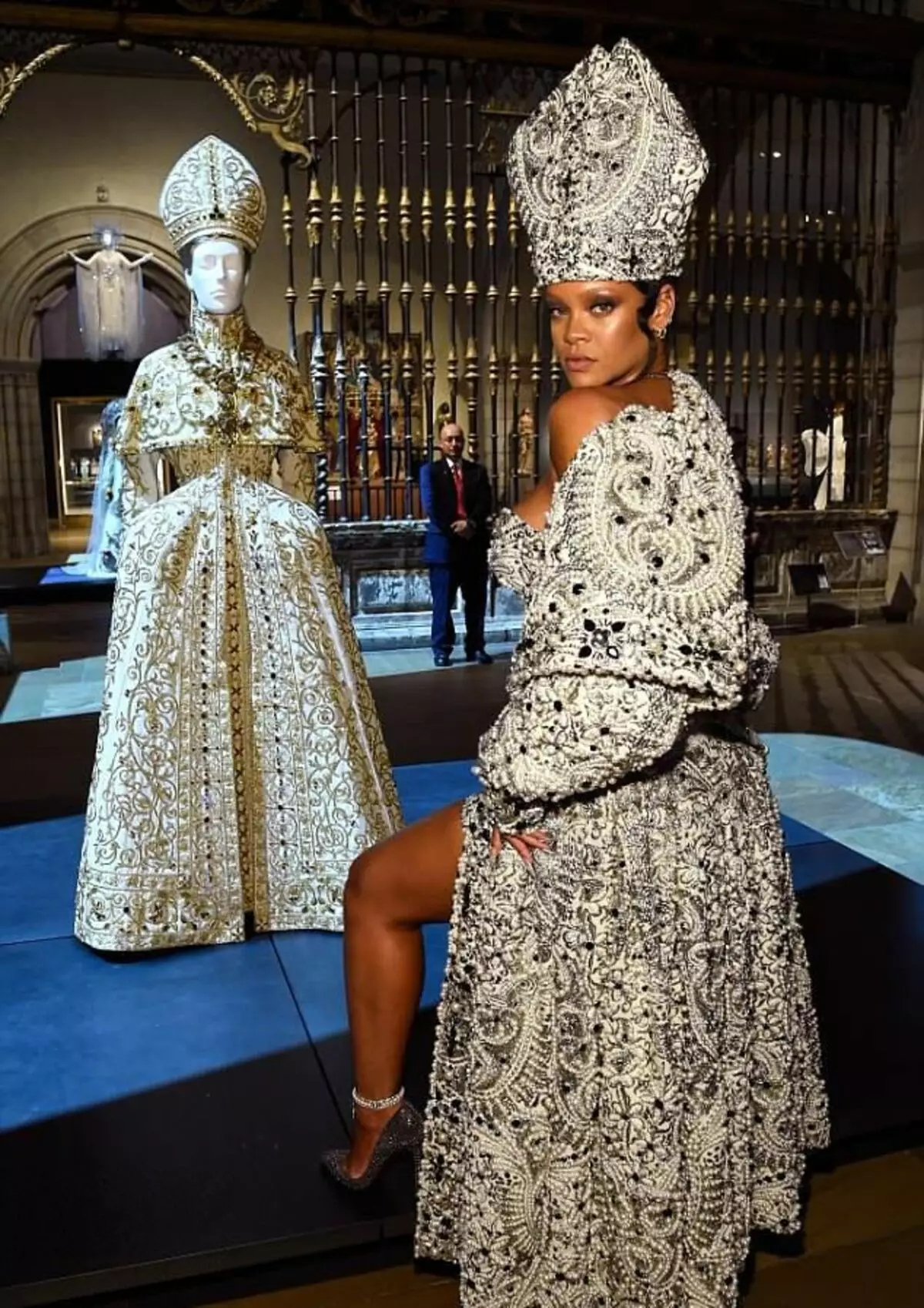 Rihanna ubrana w papierze Roman