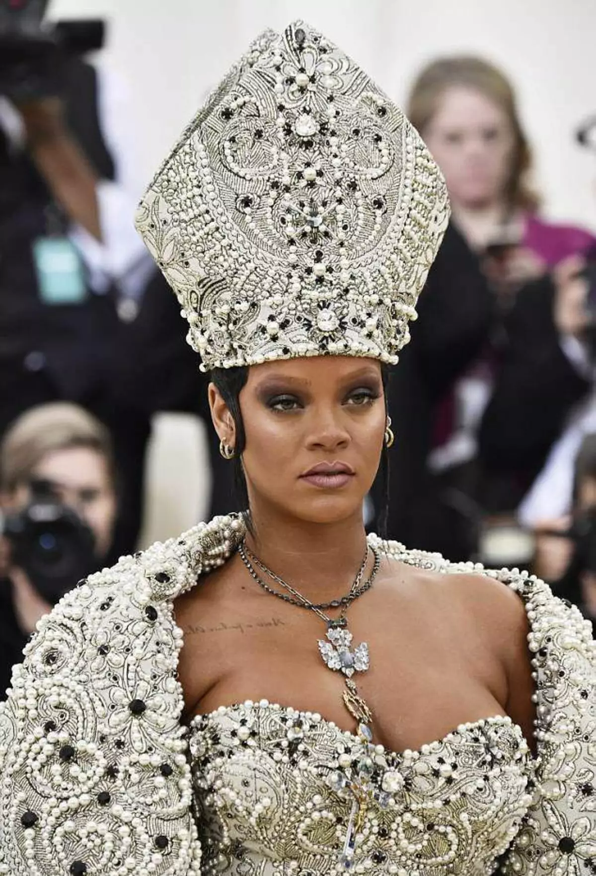 Gambar Rihanna di Met Gala 2018