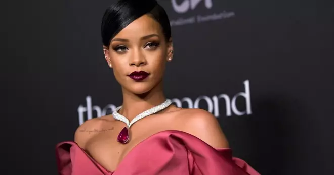 Por la masko sukceso de Rihanna kaŝas pensojn pri amo kaj patrineco