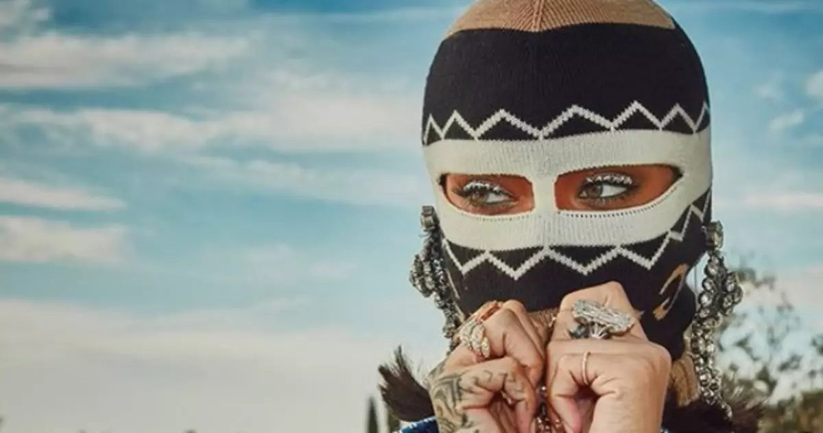 Leanann Rihanna i Balaclava le lucht leanúna na n-outfits extravagant