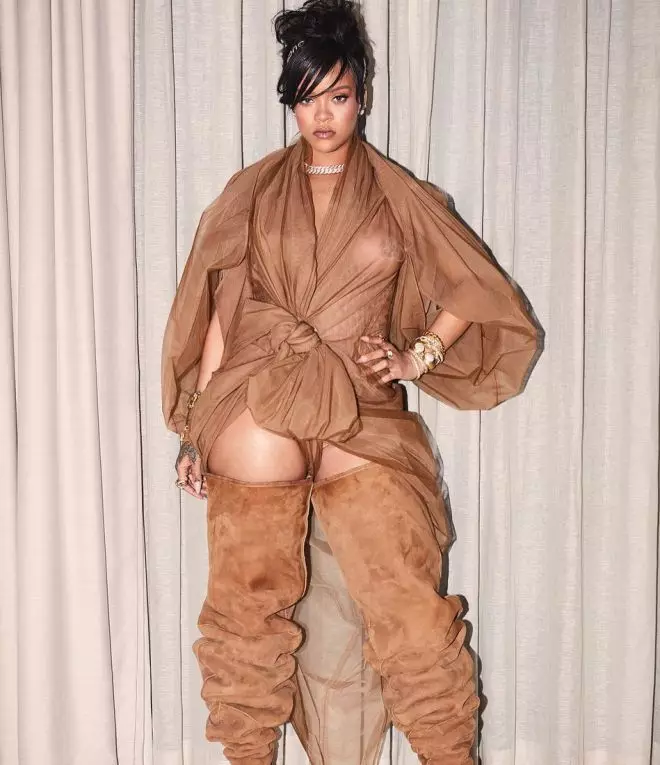 Rihanna v prosojni obleki in čevlji-uggs