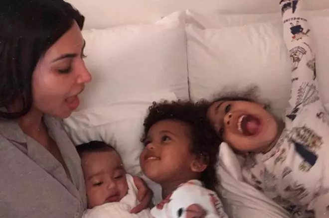 Kim kardashian con niños