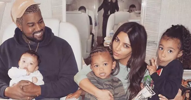 Kim Kardashian haurrekin hegan egin zuen Kanye West senarra Wyoming-en