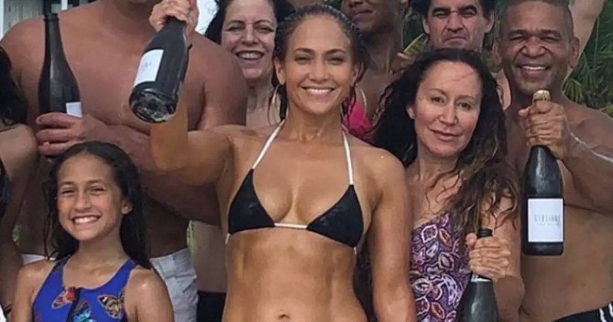 Jennifer Lopez vierde verjaardag op een familiebikini-feest