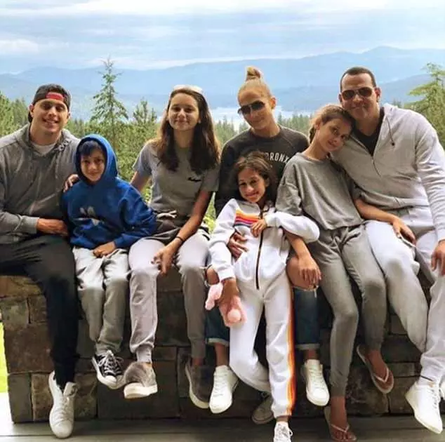 Jennifer Lopez na Alex Rodriguez na watoto kwenye likizo