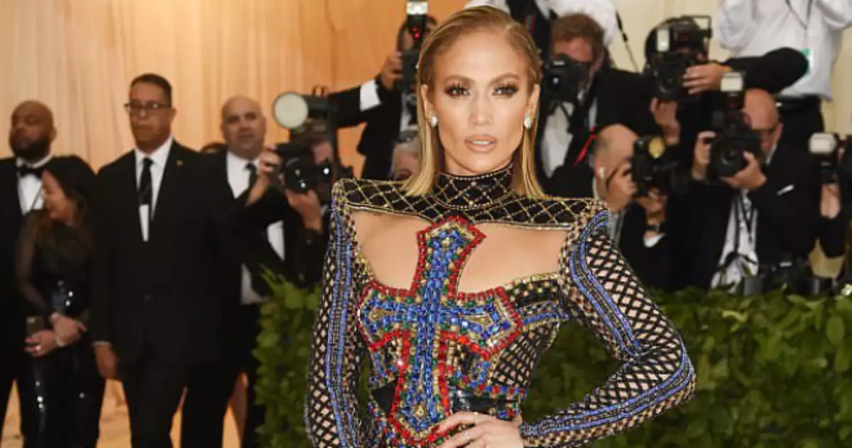 Jennifer Lopez faʻatau atu lona ofu i luga o le faʻatautuʻi ma le fono Gala 2018