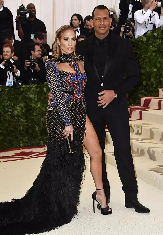 Jennifer Lopez και ο Άλεξ Ροντρίγκεζ στο Met Gala 2018