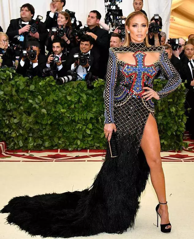 Jennifer Lopez ing Klambi Balmain ing Gala 2018