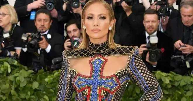 Jennifer Lopez natingala fans sa usa ka talagsaon nga paagi diha sa usa ka pula nga sinaw nga sinina