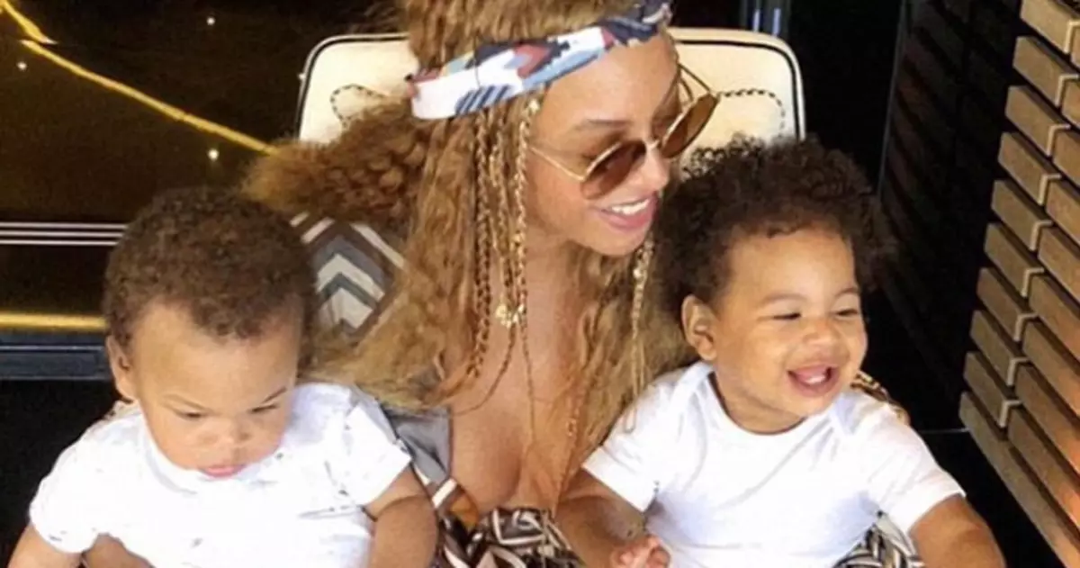 Beyonce แสดงให้เห็นฝาแฝดที่ปลูก