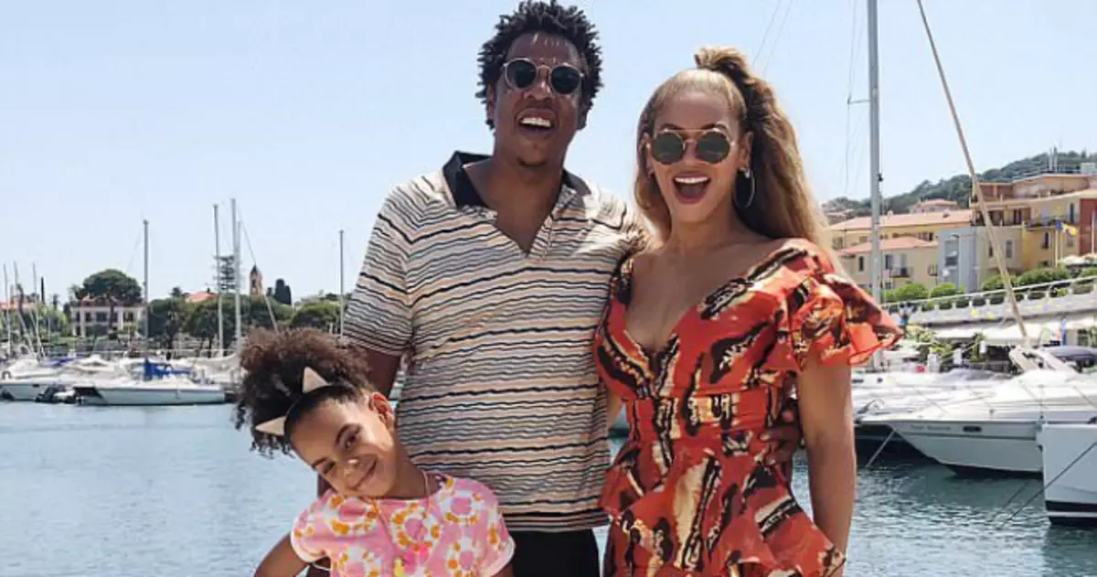 วันหยุดพักผ่อนบน Cote d'Azur: Beyonce, Ji และลูกสาวของพวกเขา Blue Ivi ไปเที่ยวมินิ