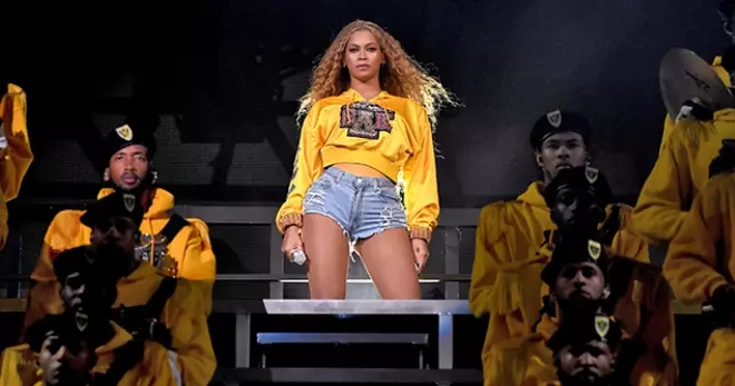 Beyonce e entsoe ka mokhoa o entsoeng moketeng oa coachella, ho bontša litšoantšo tse bolotsana