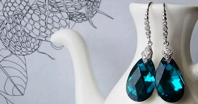 Swarovski غوږوالۍ - د سره Swarovski کرستالونو ښکلي غوږوالۍ عکس انتخاب