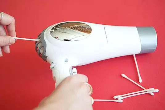 ሲለቅም እና አንድ hairdryer