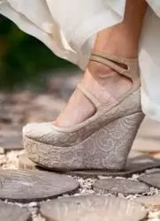 Chaussures de mariage sur la plate-forme