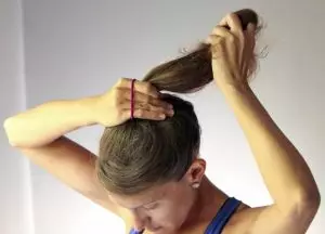 Como fazer um bando de penteado em cabelos médios 1