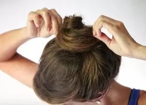 Como fazer um feixe de penteado em cabelos médios 3