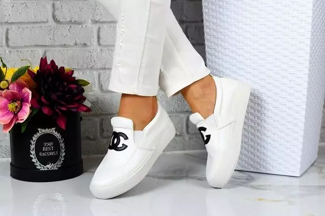 Slipons - hvað er það, hvað eru: leður, denim, blúndur, prjónað, með skinn, rhinestones, á skóm, vans, ECCO, KEEDDO, ADIDAS, Gucci, Michael Cors 21172_2