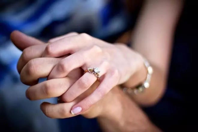 Une bague avec un diamant