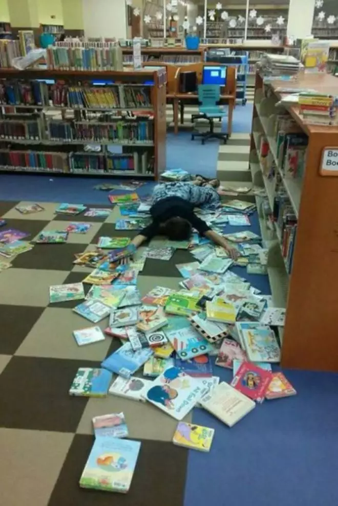 23. Qui considère pour travailler dans la bibliothèque des enfants