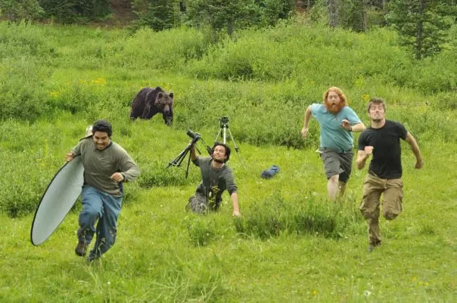 Orang-orang lari dari beruang