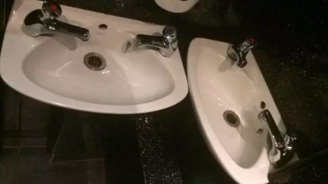 15. Mga shell sa banyo sa isa sa mga mamahaling restaurant