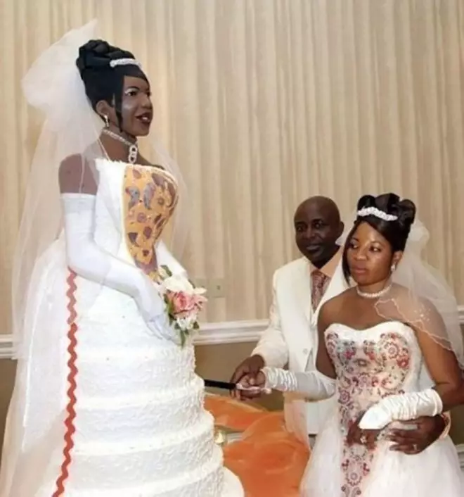 За да отпразнува не се бърка с сватбена торта