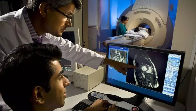 MRI دېگەن نېمە, ئۇ قانداق كۆرسىتىپ بېرىدۇ? ماگنىتلىق رېمونت قىلىش سېلىشتۇرما ۋە سېلىشتۇرما ۋە زىددىيەتلەر ۋە تارىيىش 25580_3