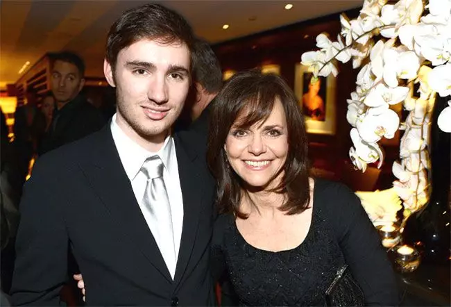 Sally Field dan putranya Sam