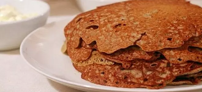 Pfannkuchen aus Buchweizenmehl auf Milch