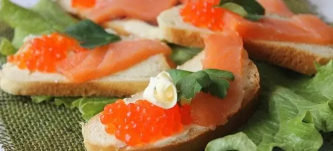 Sandwiches kalawan lauk caviar jeung beureum