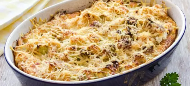 I-Casserole ye-cauliflower ne-zucchini