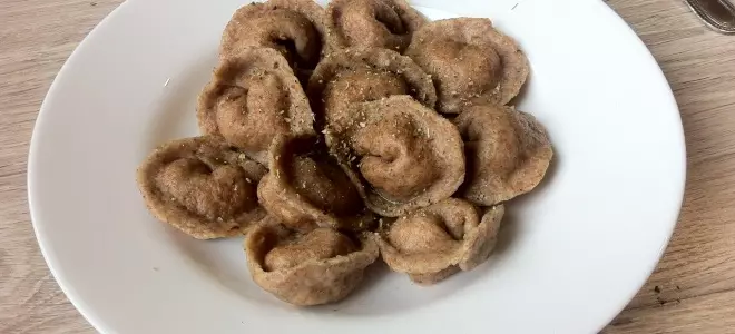 Brumë për dumplings nga mielli i tërë kokërr