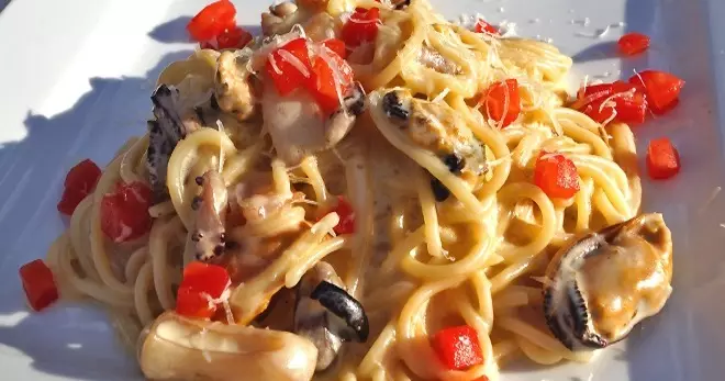 Spaghetti med sjømat i fløtesaus - Oppskrifter av en deilig og original tallerken