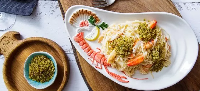 একটি মাখনের মতো রসুন সস মধ্যে langoustine সঙ্গে পাস্তা