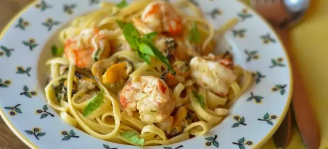 Spaghetti with sea cocktail in cream sauce