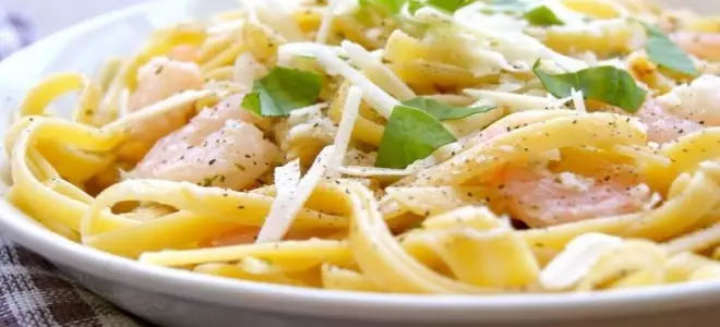 Pasta with squid in cream sauce