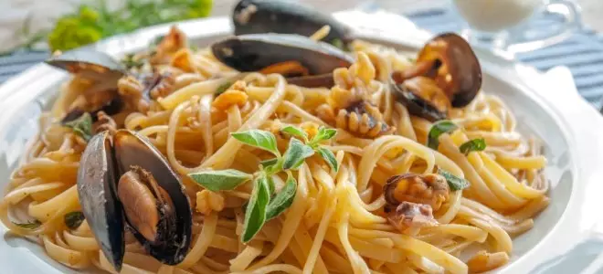 Pasta karo mussel ing saos bawang putih