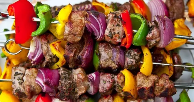 Lamb Kebab es recetas clásicas de marinada. ¿Cómo elegir el cordero y cocinar kebabs?