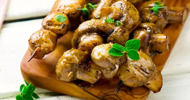 Champignons sa Mangale - Mga Recipe ng Skewer sa isang sunog at atsara na may mayonesa, toyo 27344_1