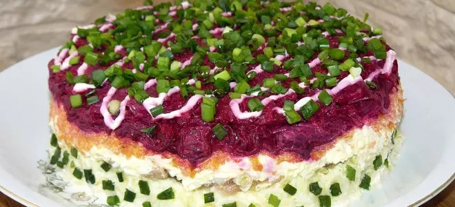 Cyer'den salata konserve ve pirinç, yumurta ve chirv ile füme 27476_9